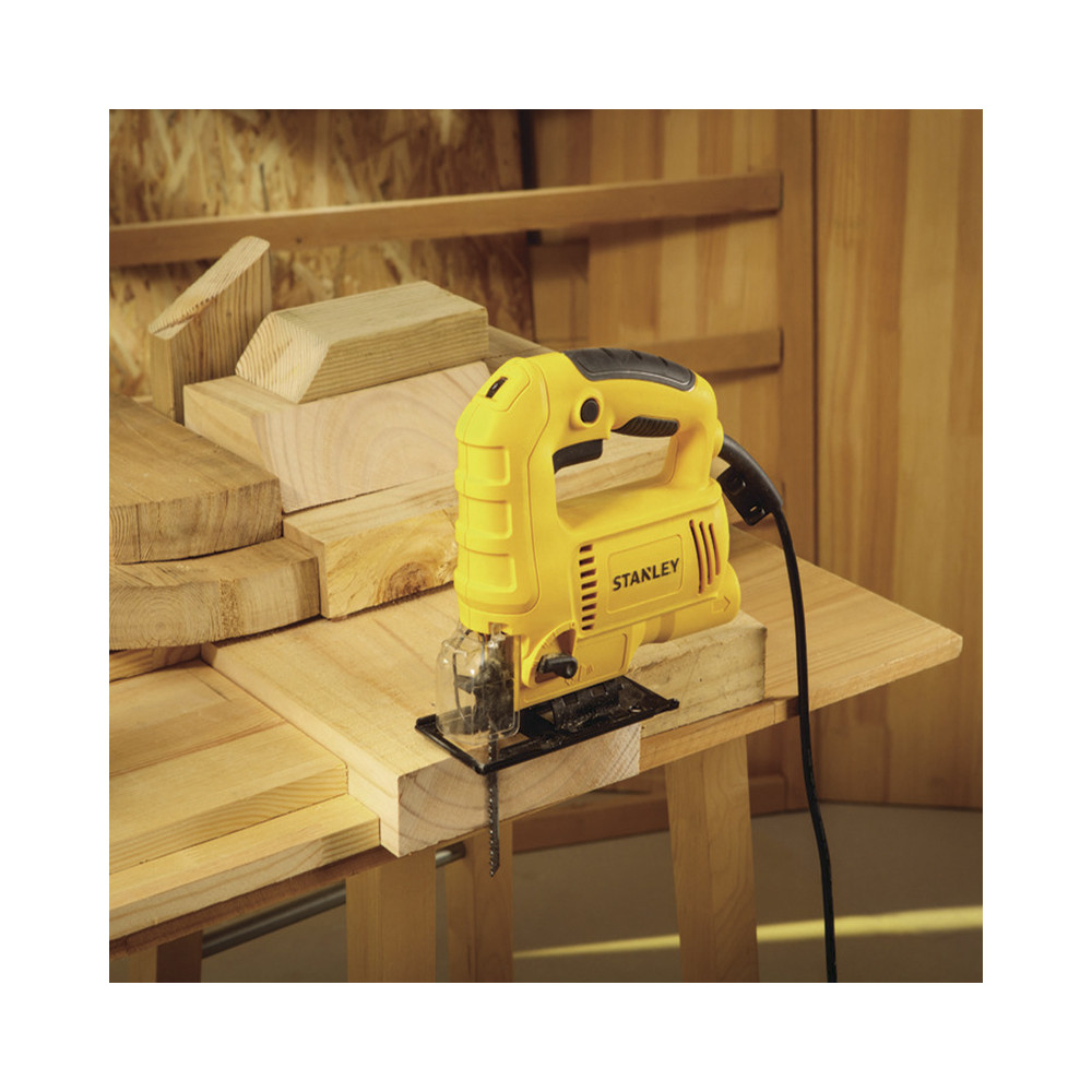SIERRA CALADORA, 600 WATTS, VEL VARIABLE. MARCA STANLEY